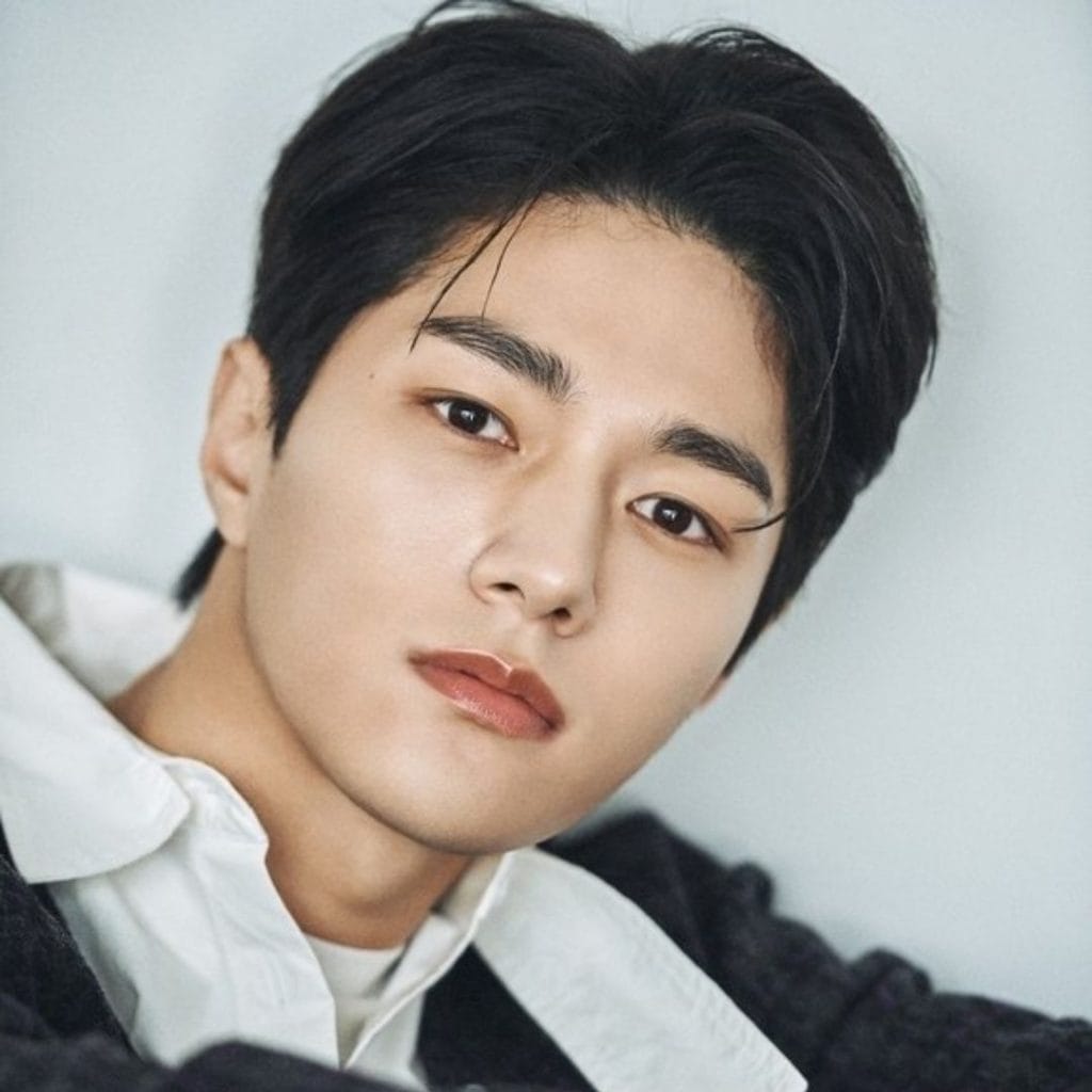Kim Myung Soo (L) - Asian World